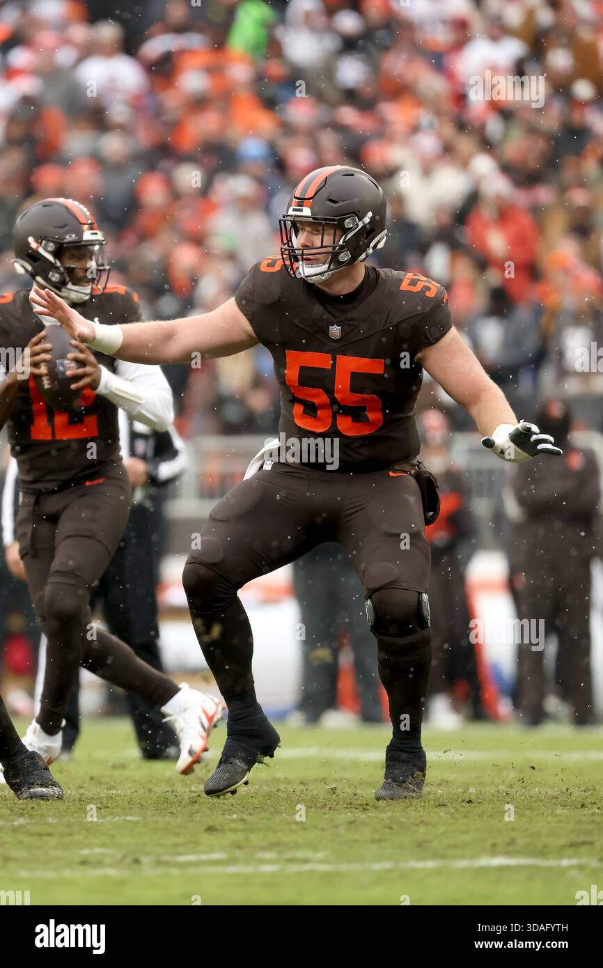 Cleveland Browns center Ethan Pocic (55) looks to make a block during ...