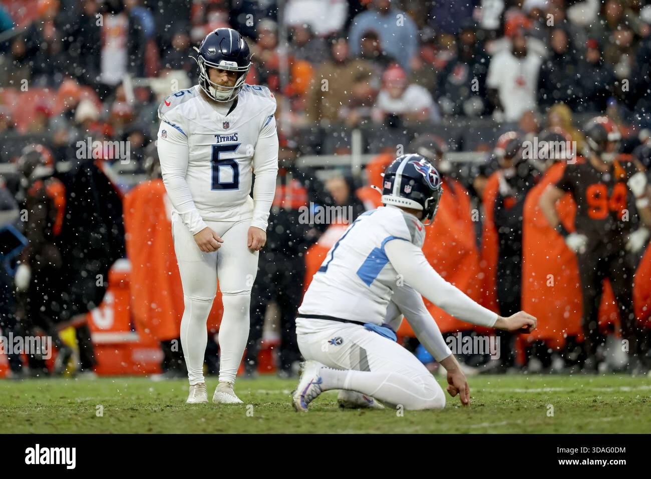 Tennessee Titans kicker Joey Slye (6) lines up for an extra point ...