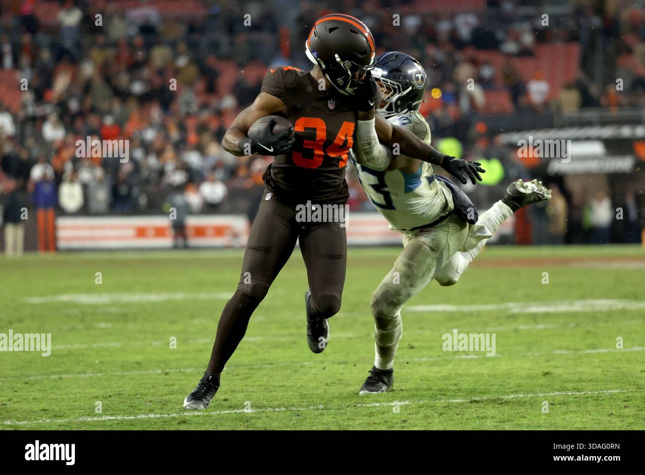 Tennessee Titans linebacker Cedric Gray (33) tackles Cleveland Browns ...