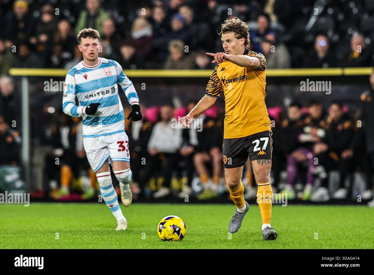 Regan Slater of Hull City gives his team instructions during the Sky ...
