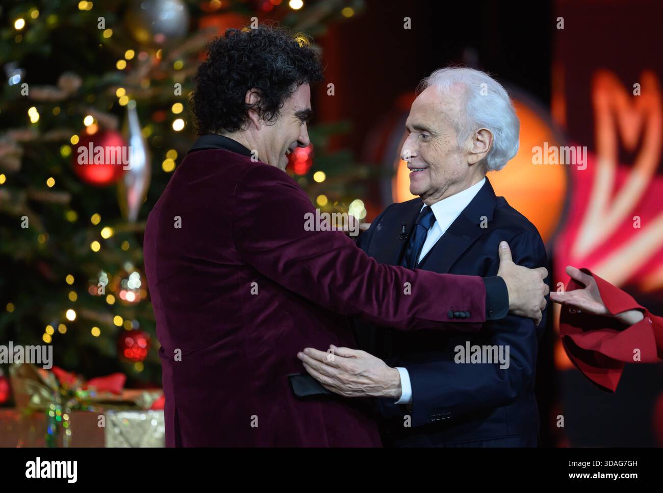 10 December 2025, Saxony, Leipzig: Opera singer Rolando Villazón (l ...