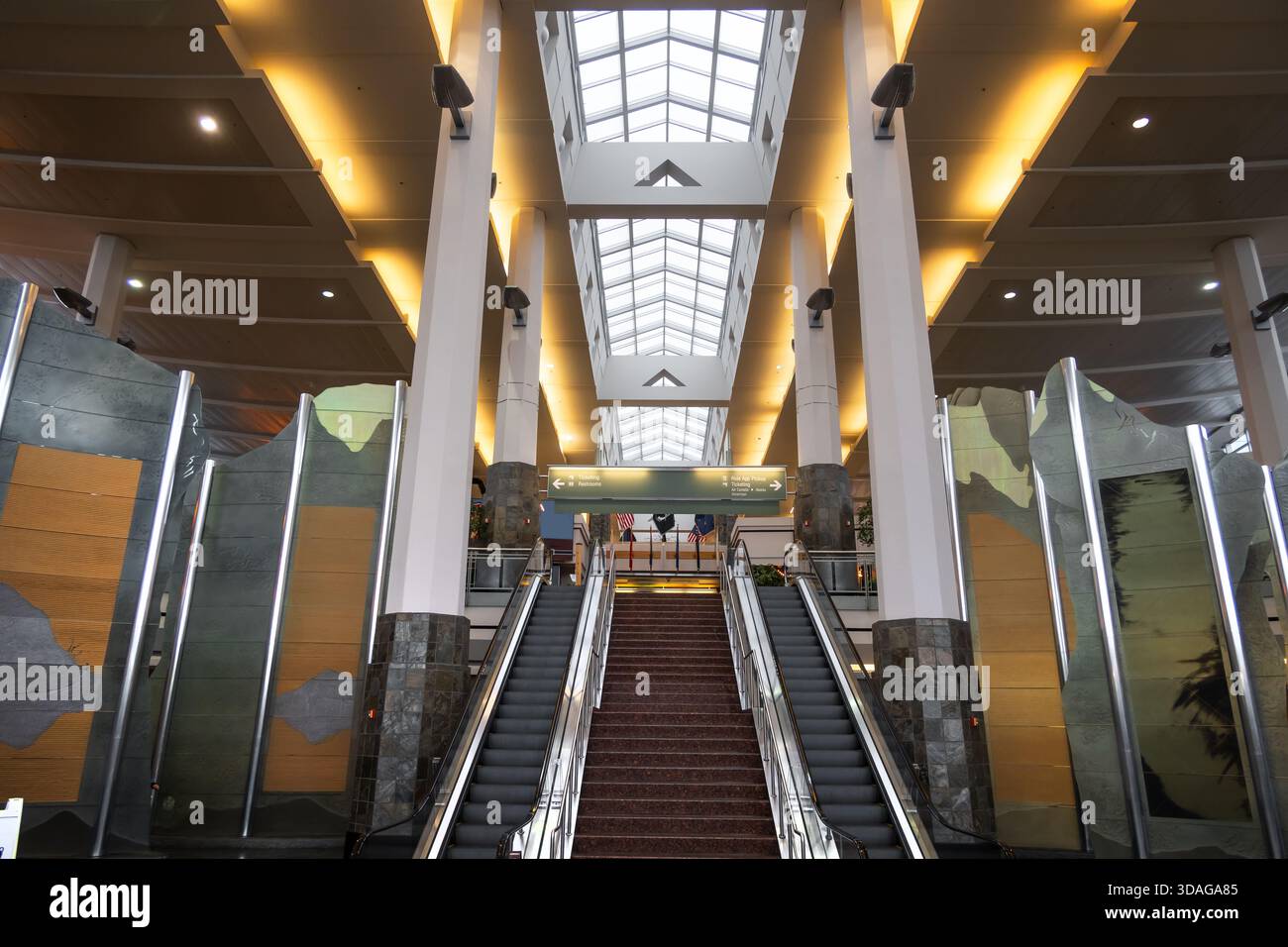 Alaska airlines terminal hub hi-res stock photography and images - Alamy