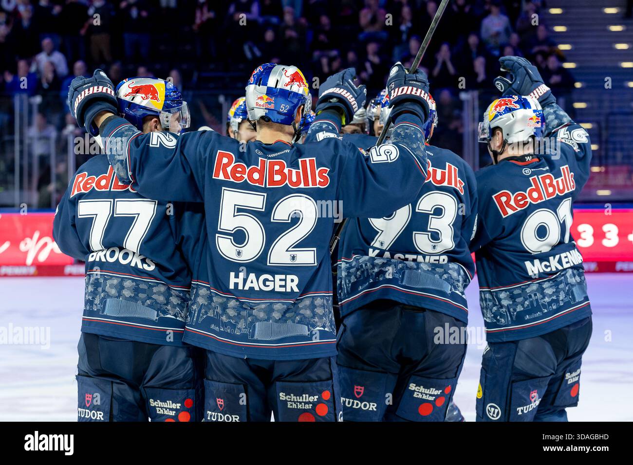 The Munich team celebrates with Brady Ferguson (EHC Red Bull Munich ...