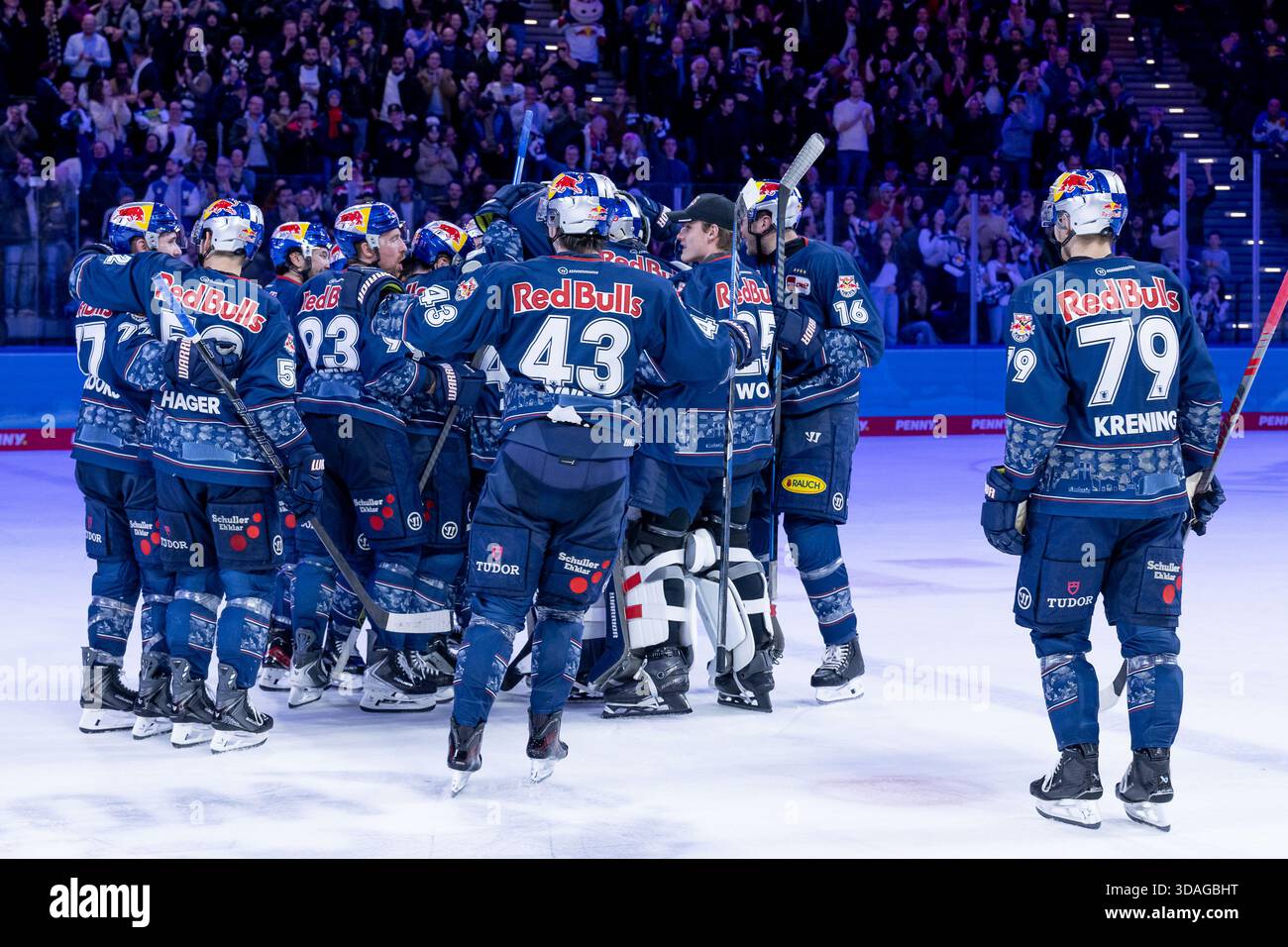 The Munich players celebrate with Brady Ferguson (EHC Red Bull Munich ...