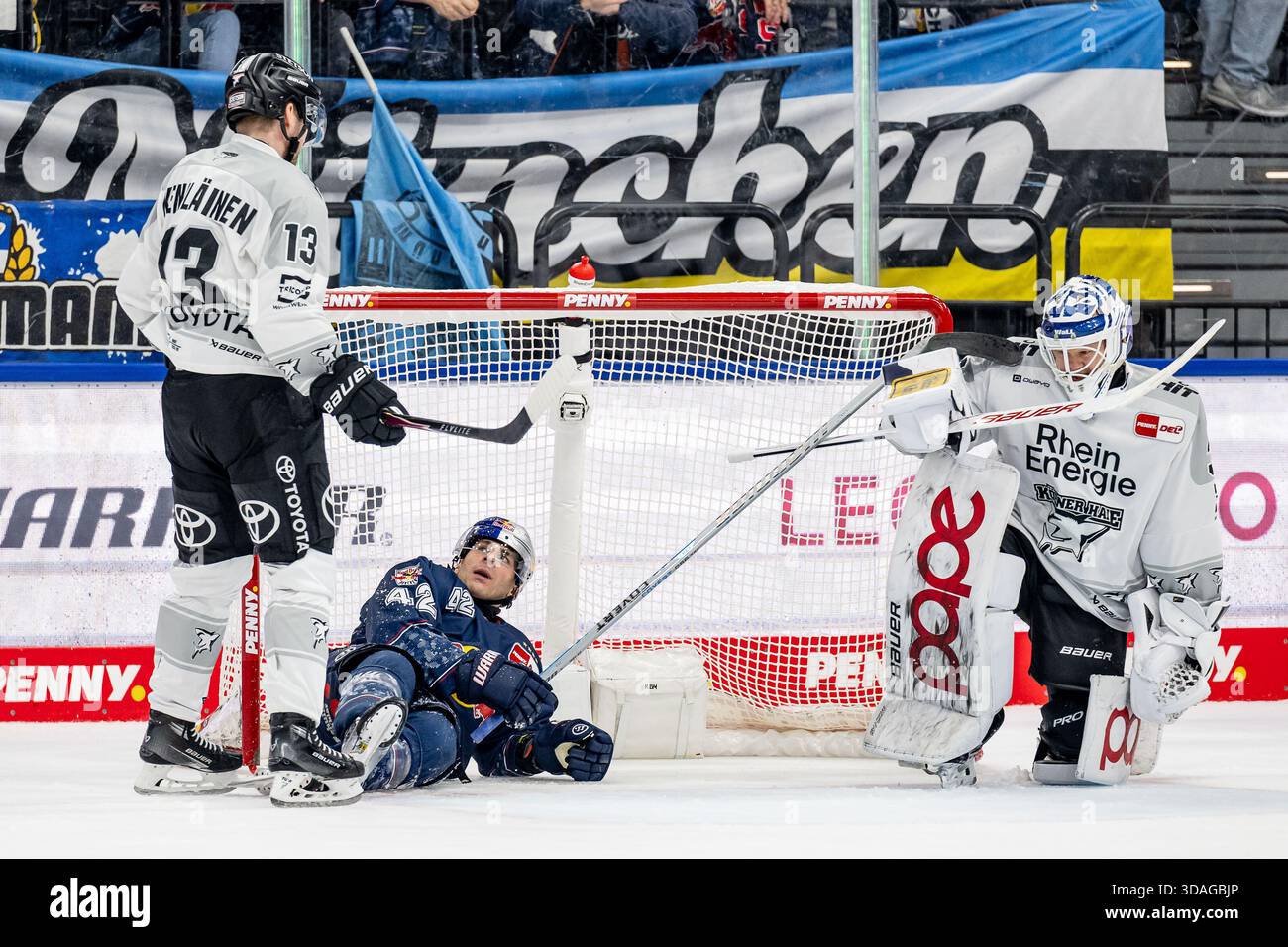 Yasin Ehliz (EHC Red Bull Munich, #42) in goal [goal], Valtteri ...