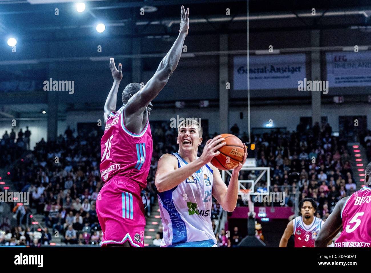 Jacob Knauf (Frankfurt Skyliners, #25) vs Kur Jongkuch (Telekom Baskets ...