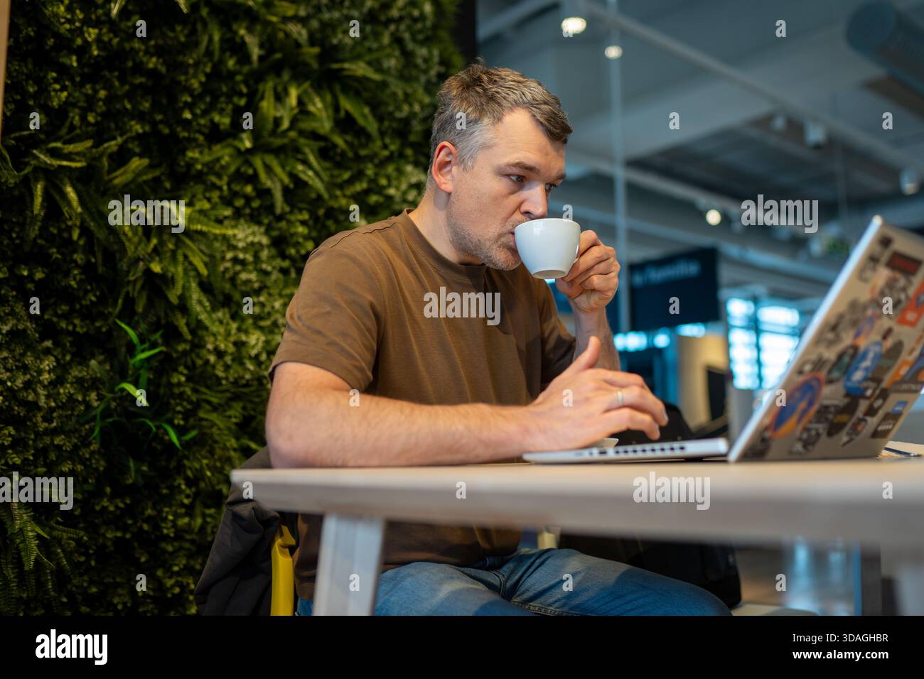 Drinking coffee while working hi-res stock photography and images - Alamy