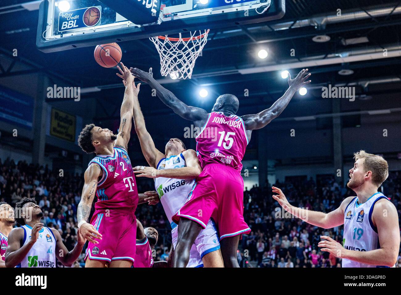 Ryan Hawkins (Frankfurt Skyliners, #33) cannot get past Kur Jongkuch ...