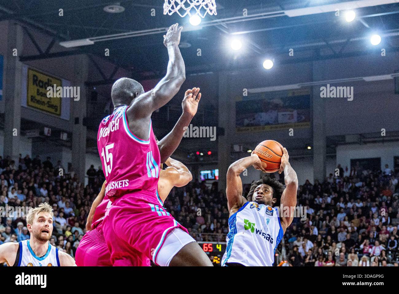 Isaiah Swope (Frankfurt Skyliners, #01) vs Kur Jongkuch (Telekom ...