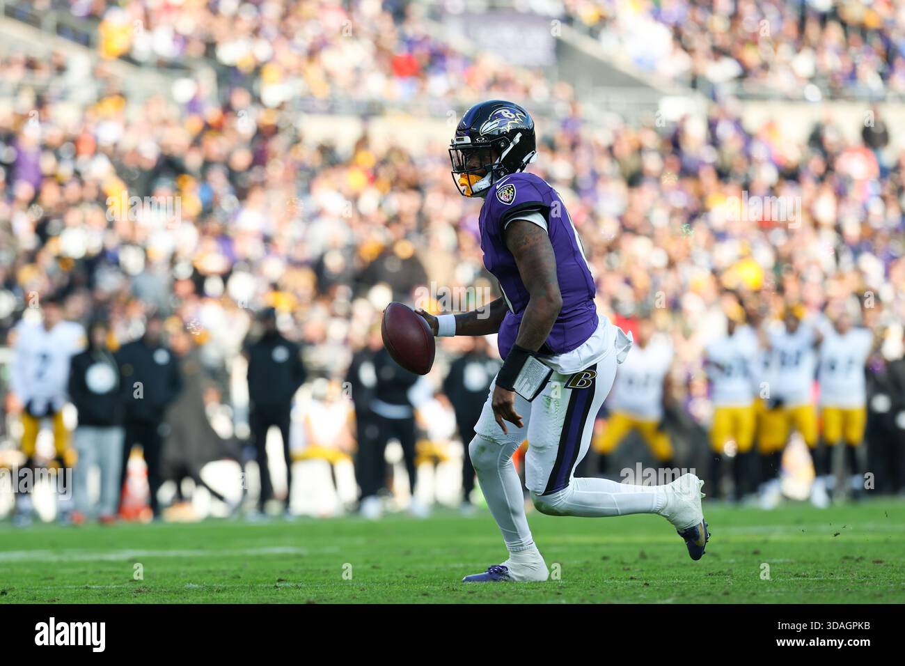 Baltimore Ravens quarterback Lamar Jackson runs the ball for a ...