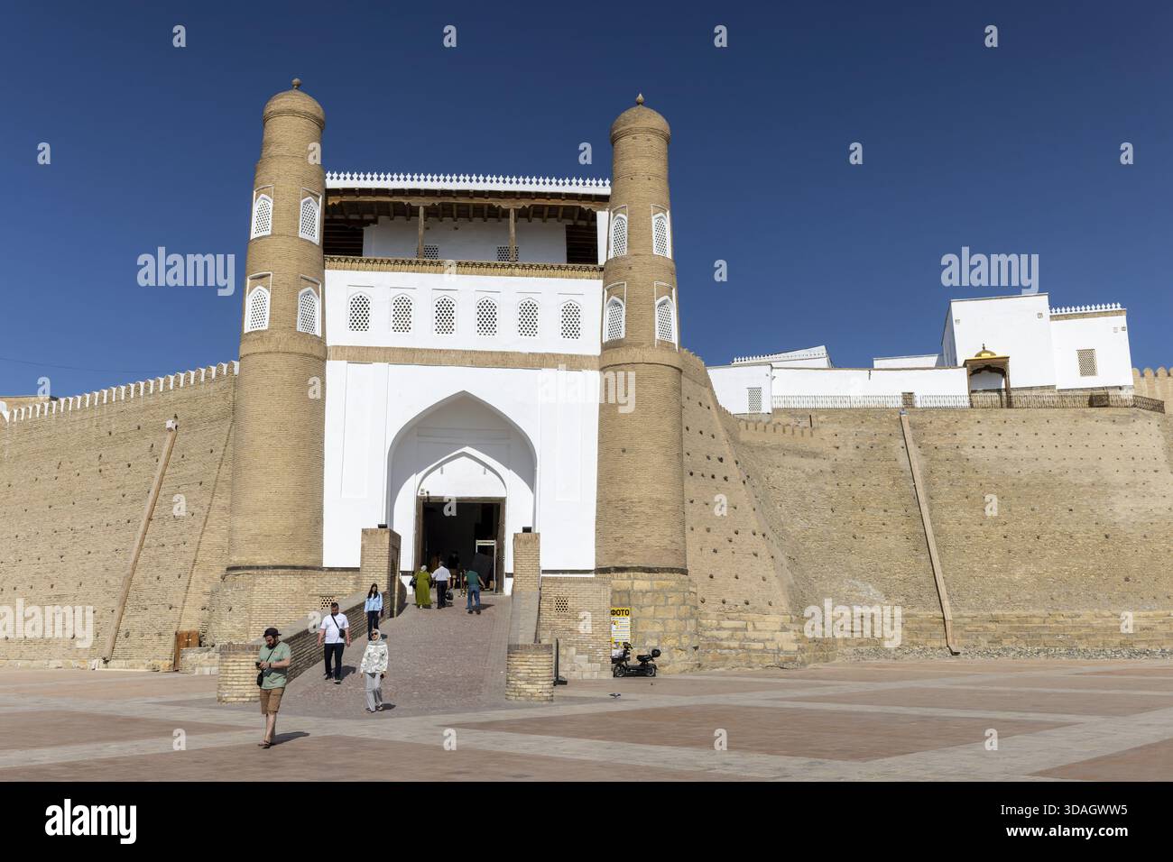 Historical city wall gate hi-res stock photography and images - Alamy