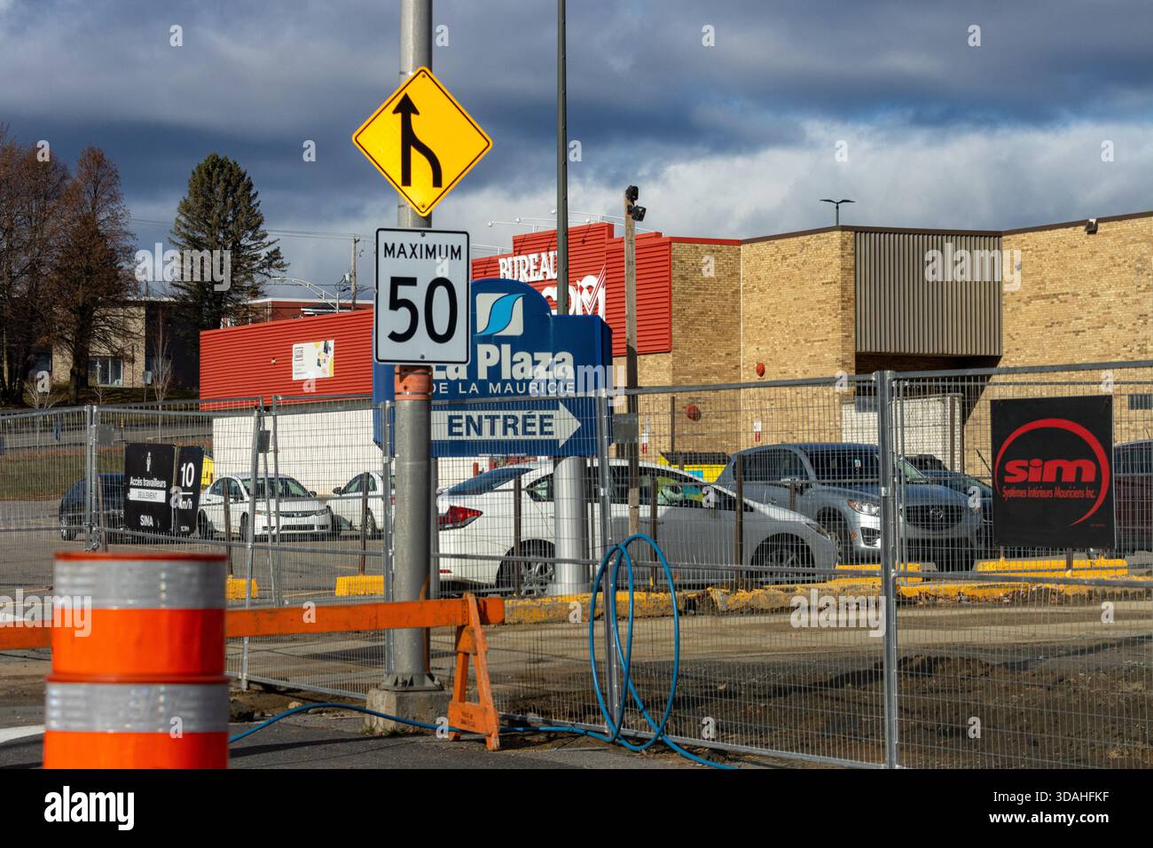 Canada, Quebec, 08 November 2025 : Construction barriers, traffic signs ...