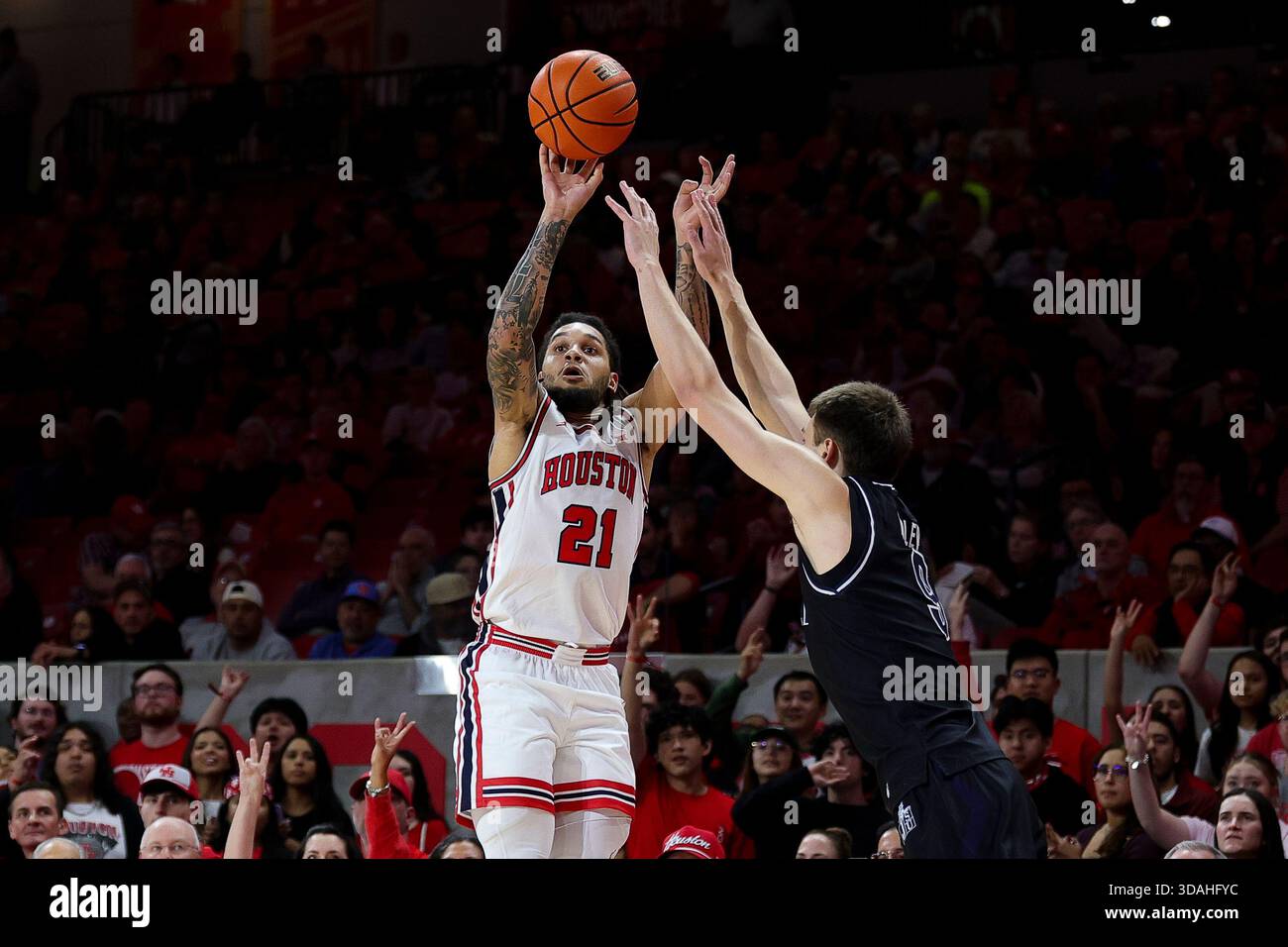Houston Cougars guard Emanuel Sharp (21) shoots a three point basket as ...