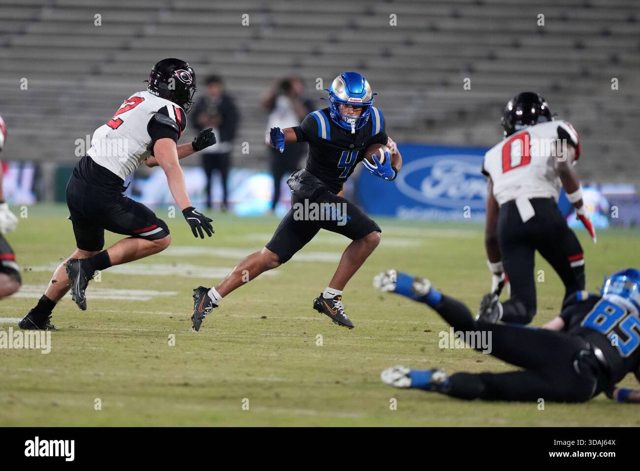 Santa Margarita Catholic Eagles receiver Trent Mosley (4) carries the ...