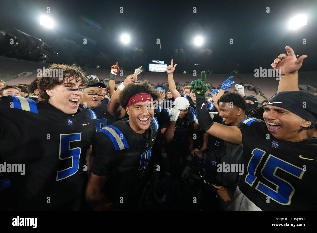 Santa Margarita Catholic Eagles defensive back Logan Hirou (5 ...