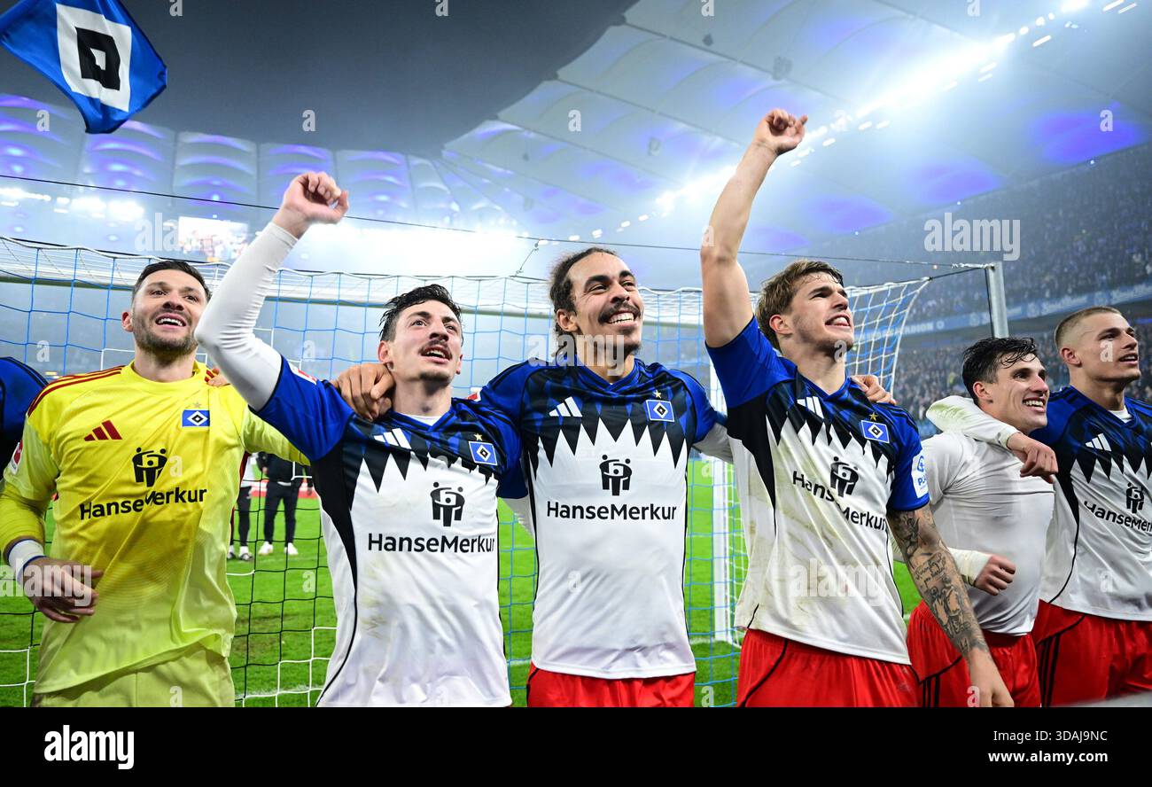 Final celebration, from left: goalkeeper Daniel Heuer Fernandes (HSV ...