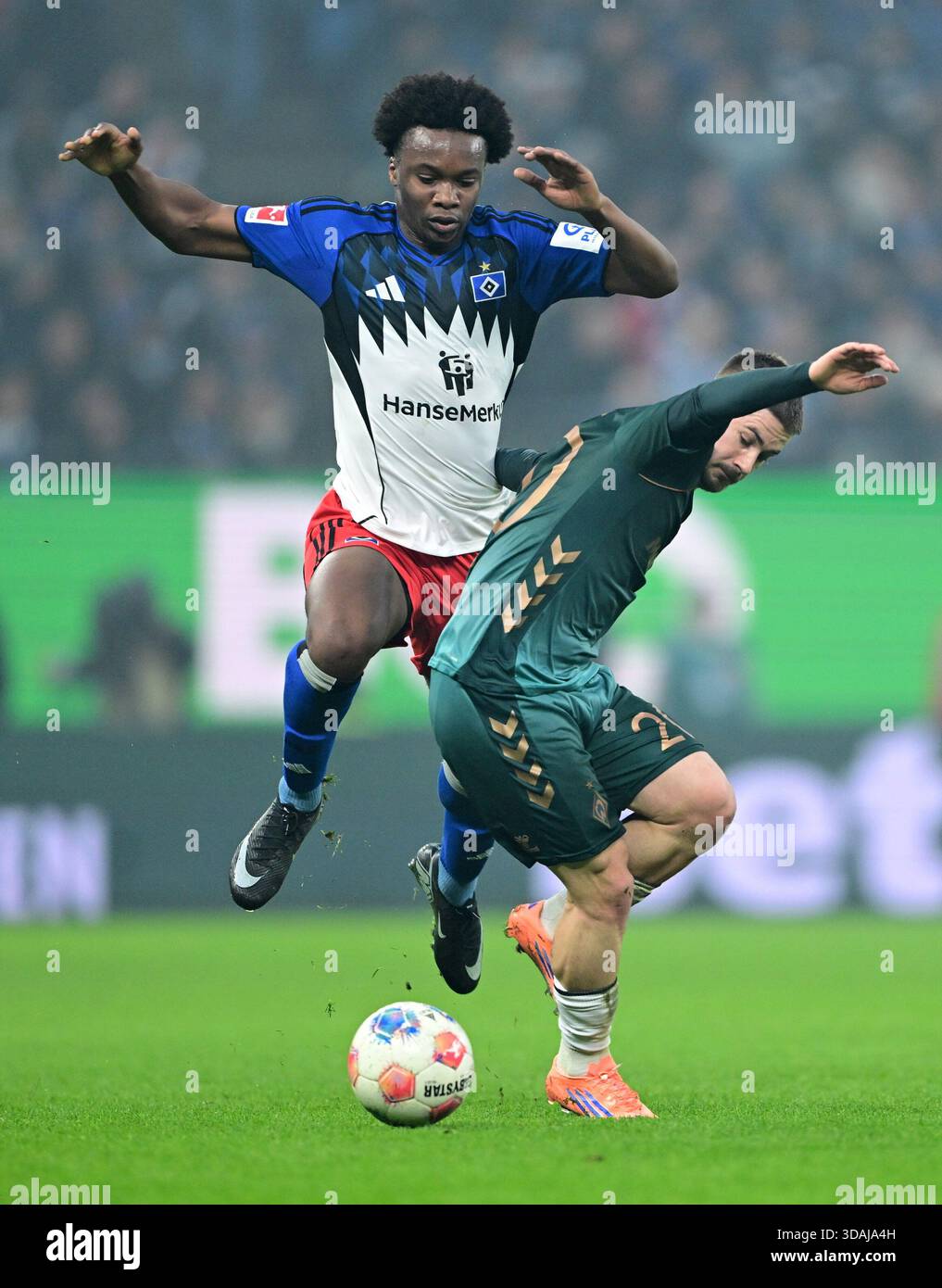 from left Aboubaka Soumahoro (HSV Hamburg), Romano Schmid Hamburg ...