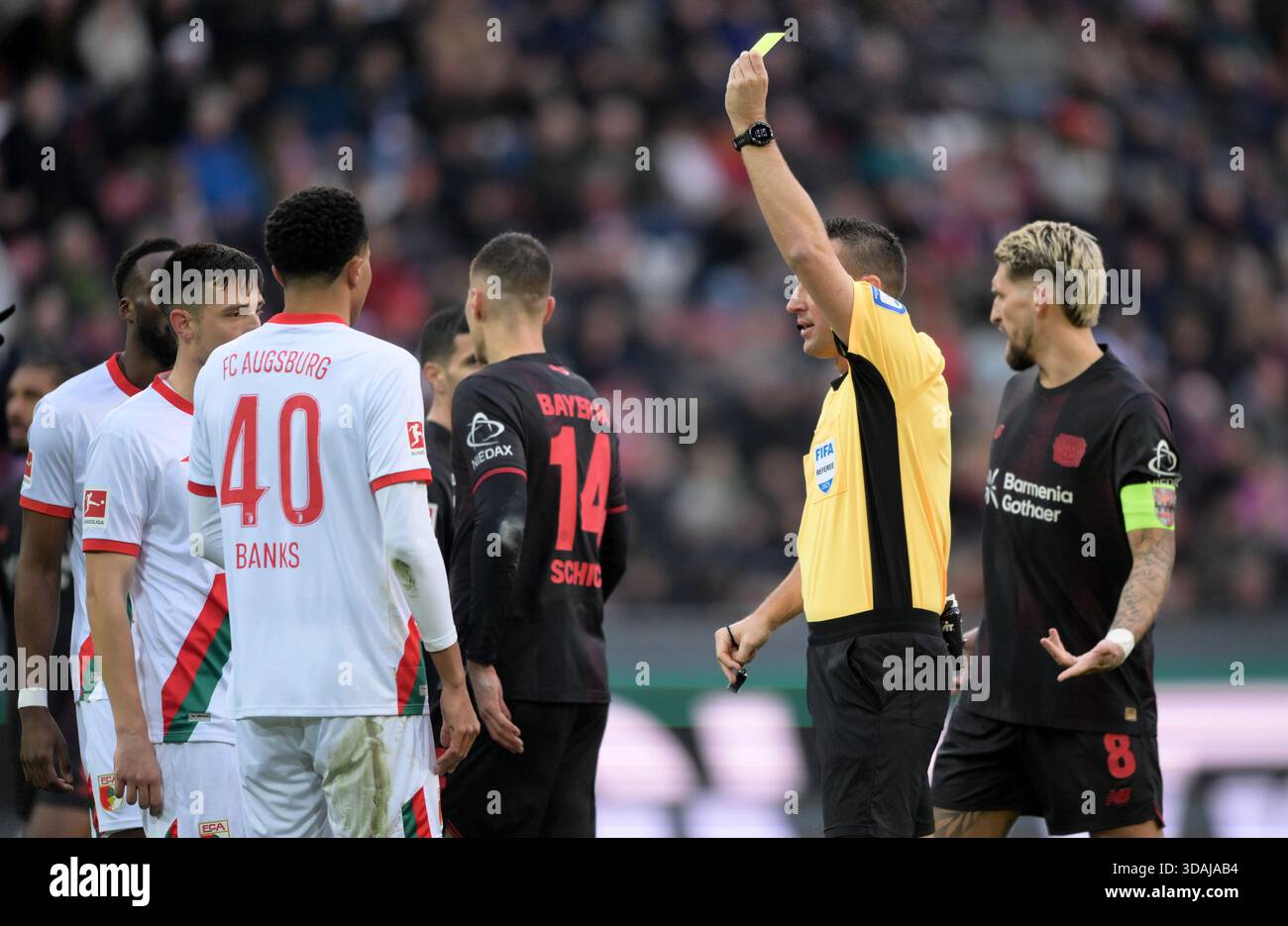 From left: Keven Schlotterbeck, Noahkai Banks (FC Augsburg, yellow card ...