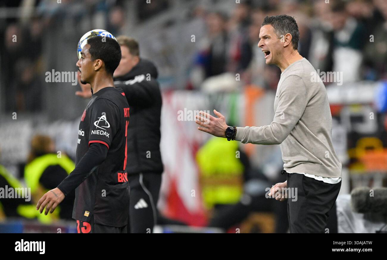 from left Arthur, assistant coach Rogier Meijer (Leverkusen) Leverkusen ...