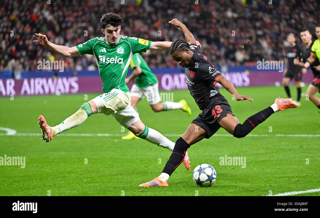 from left: Tino Livramento, Nathan Tella (Leverkusen) Leverkusen ...