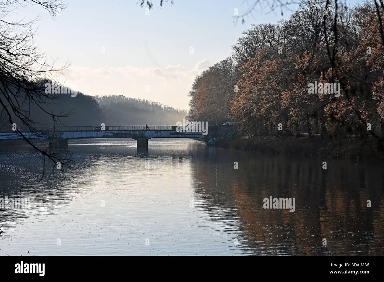 11 December 2025, Saxony, Leipzig: Cyclists are out and about on the ...