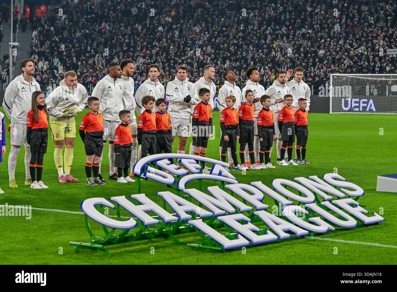 Turin, Italy. 10th, December 2025. The players of Juventus line up for ...