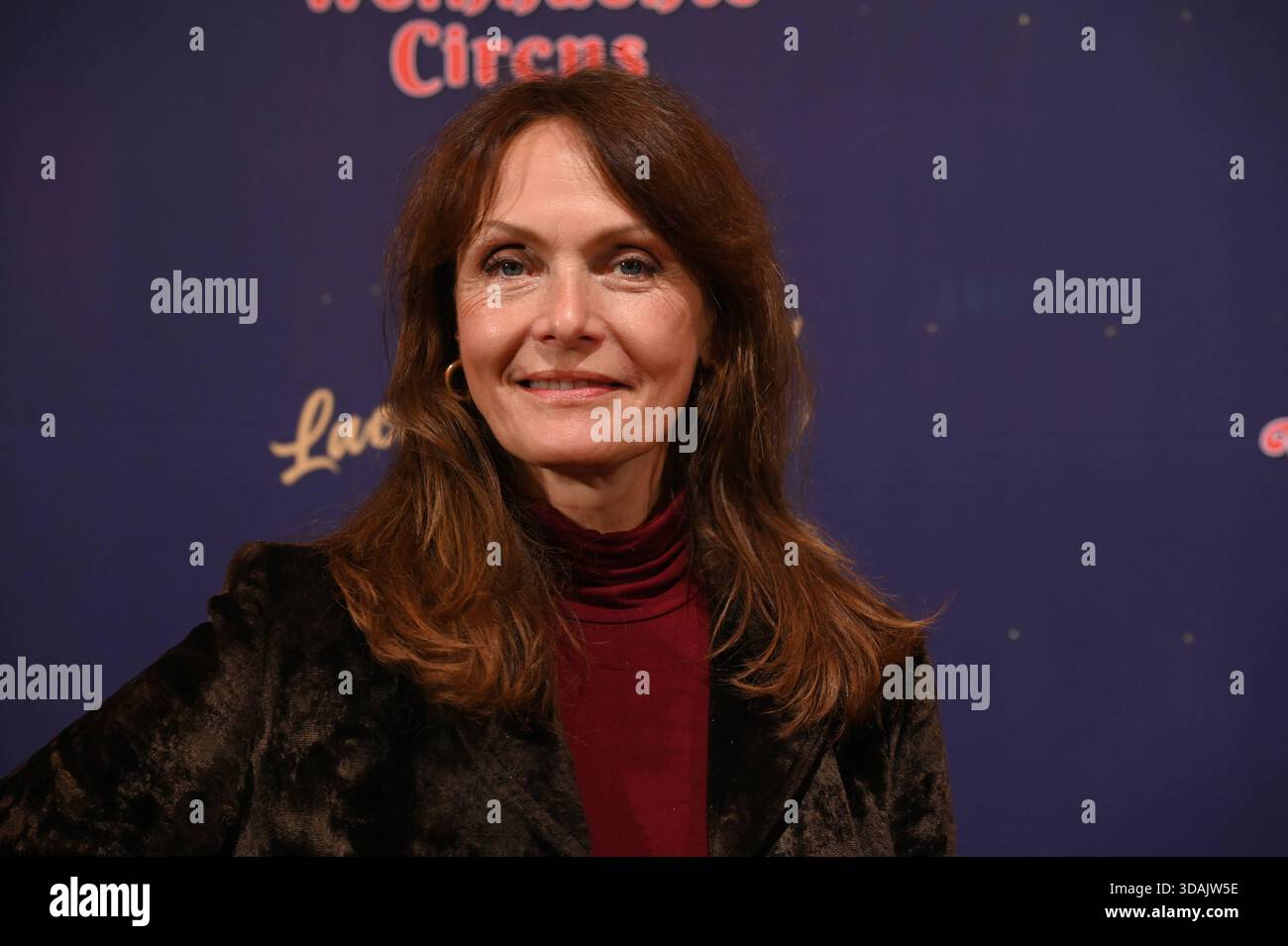 Schauspielerin Simone Standl kommt zur Premiere des 10. Kölner ...