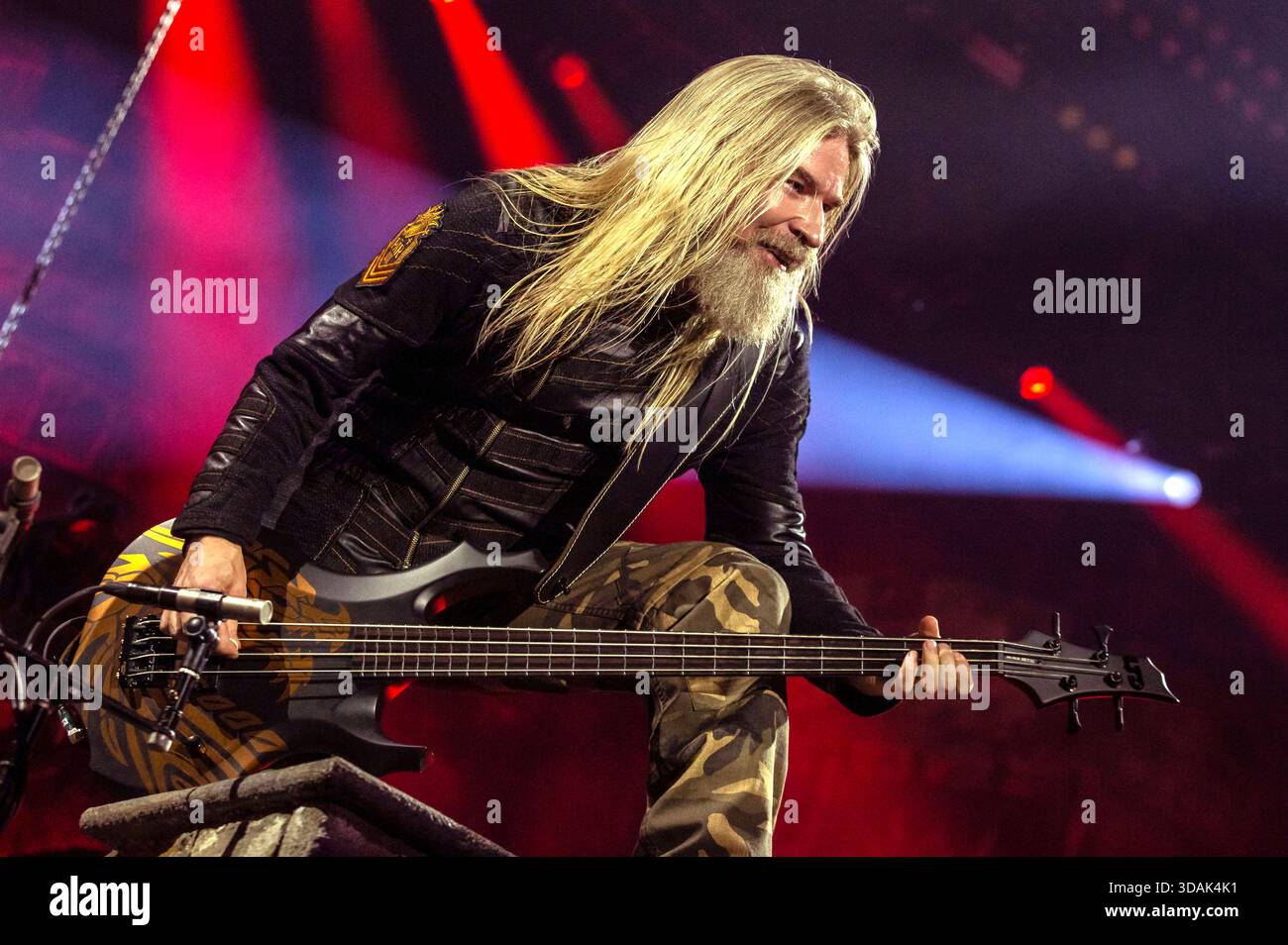 Pär Sundström von Sabaton live bei einem Konzert der The Legendary Tour ...
