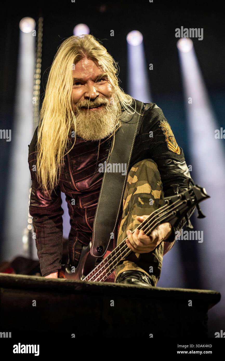 Pär Sundström von Sabaton live bei einem Konzert der The Legendary Tour ...