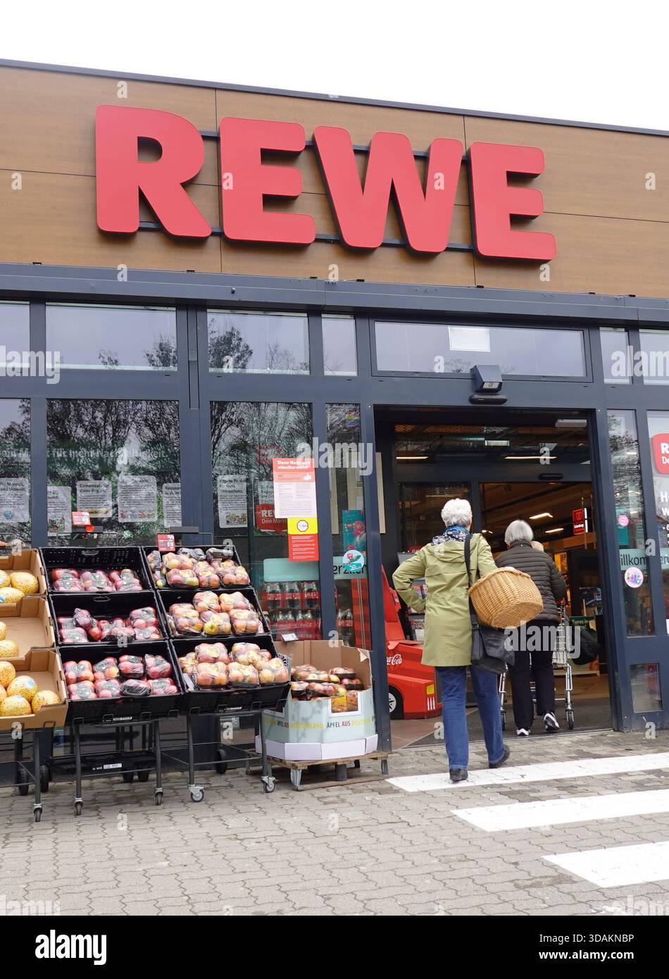 REWE Filiale - gesehen am 10.12.2025 in Hannover *** REWE store seen on ...