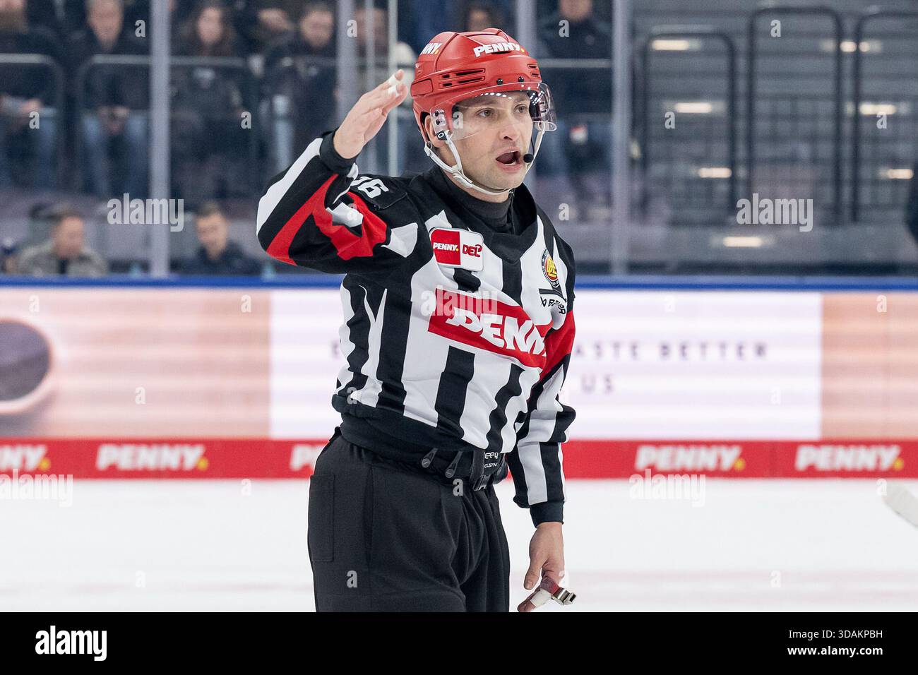 Head referee Sean MacFarlane GER, EHC Red Bull Muenchen vs. Koelner ...