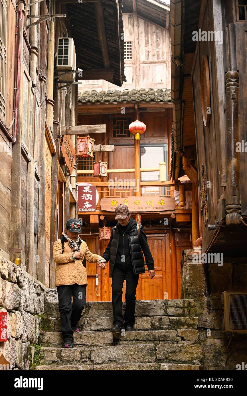 (251211) -- CHONGQING, Dec. 11, 2025 (Xinhua) -- Tourists visit the ...