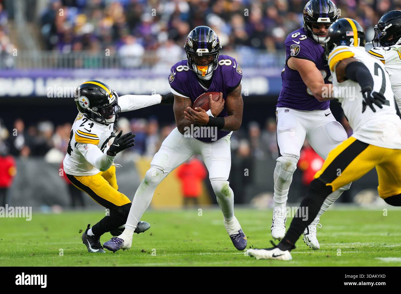 Baltimore Ravens quarterback Lamar Jackson (8) runs the ball against ...