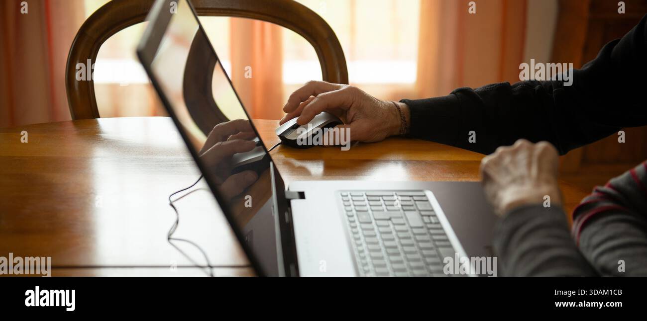 Elderly couple checks laptop hi-res stock photography and images - Alamy