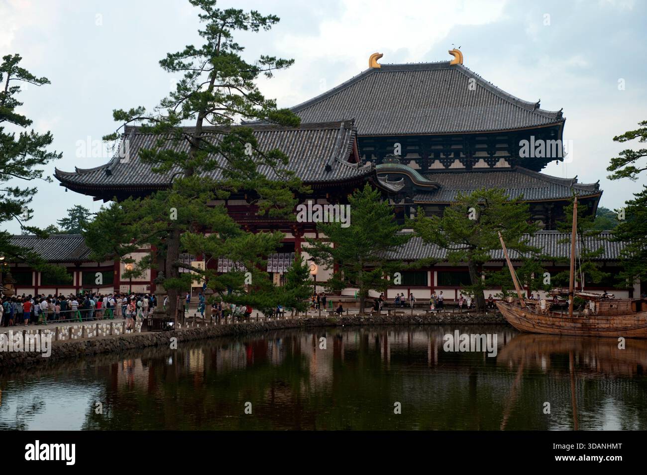 Visitors queuing at Todaiji Temple (東大寺) the Great Eastern Temple and ...