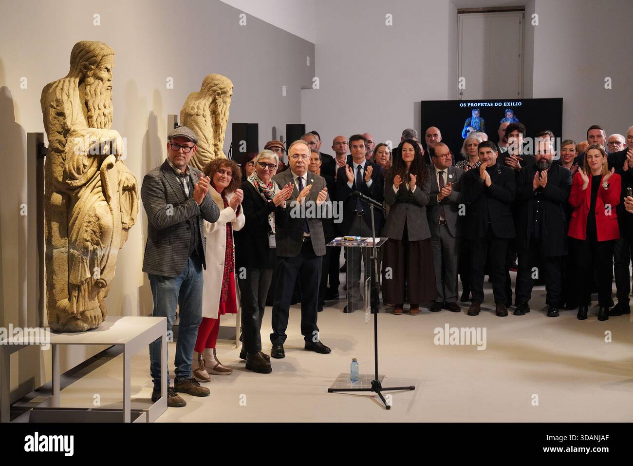 Several people during the reception of the statues of Mestre Mateo at ...