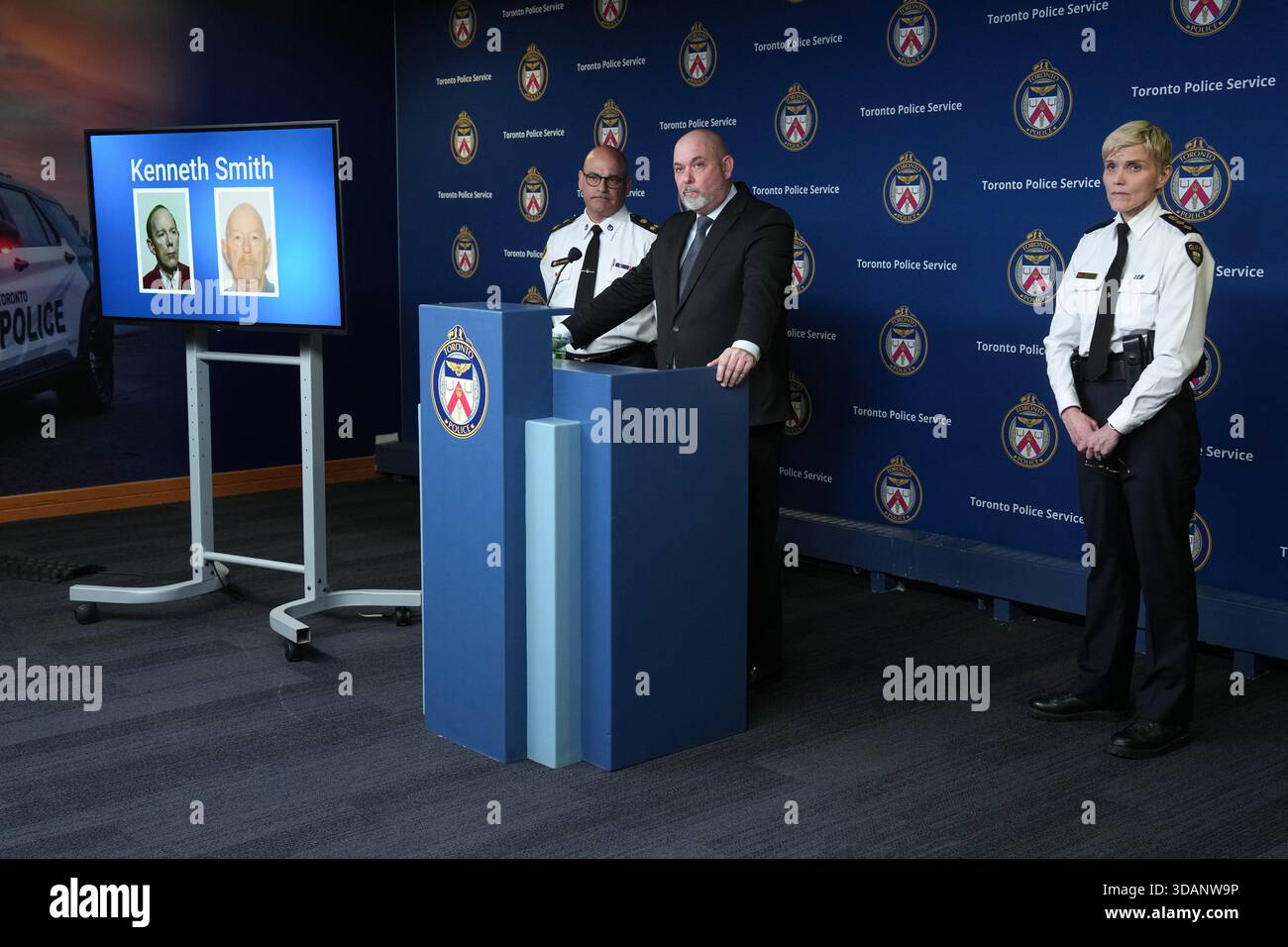 Detective Sergeant Steve Smith of the Cold Case Unit, center, Deputy ...
