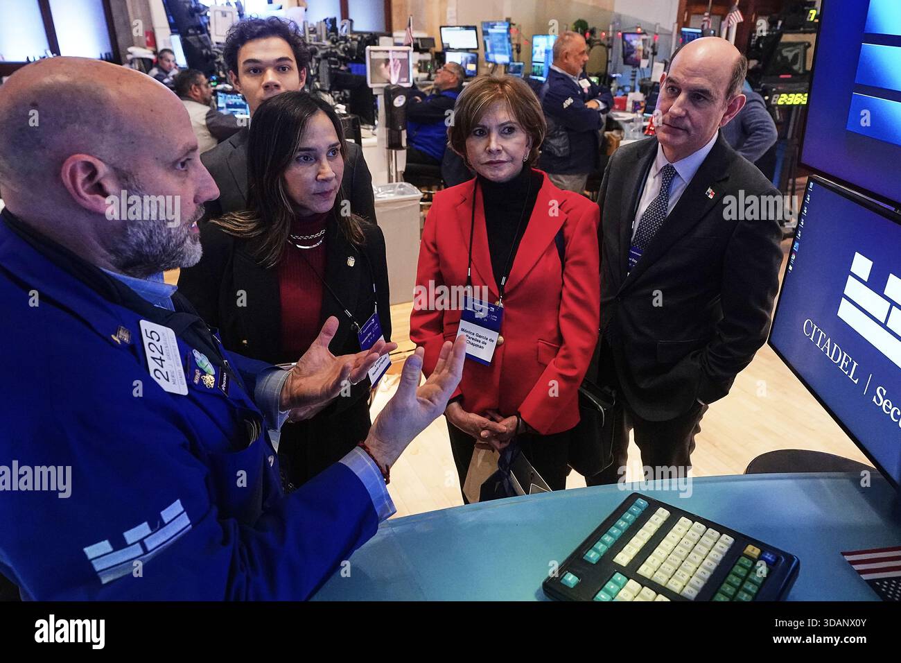 Specialist Meric Greenbaum, left, hosts Panama Finance Minister Felipe ...