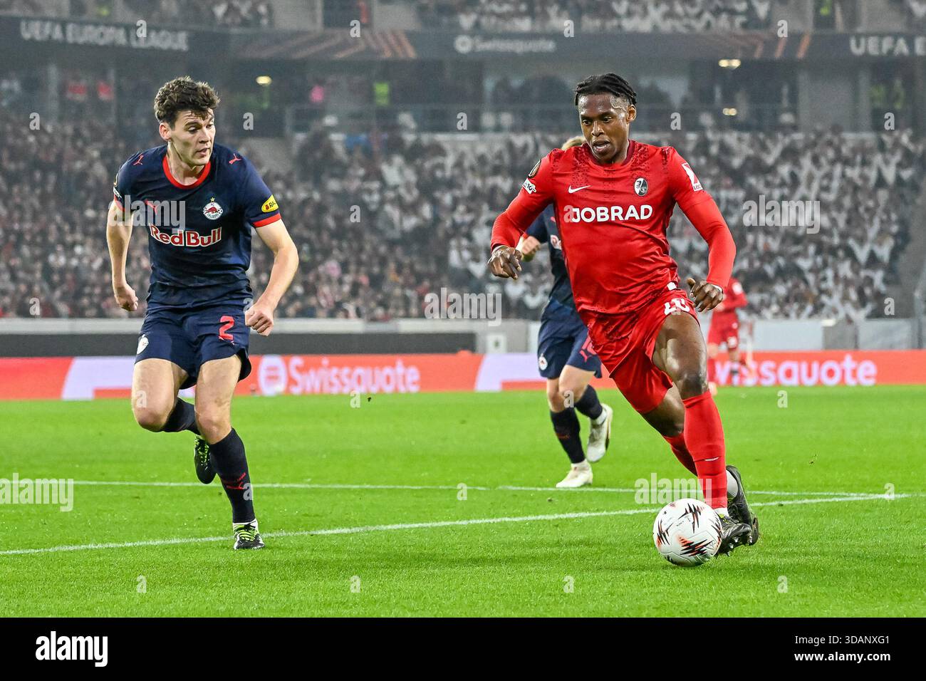 Junior Adamu (Freiburg, #20) on the ball and in a race duel with Jacob ...