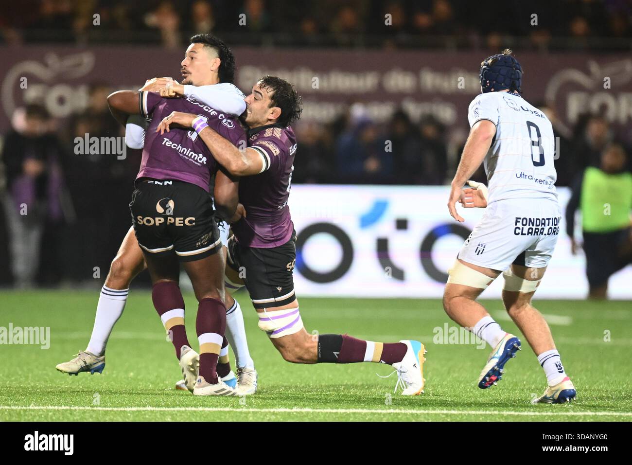 Patelesio Fatuloa Tomkinson of Agen and Richie Arnold of Soyaux ...