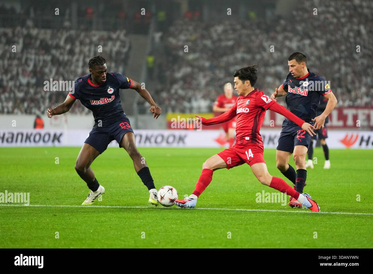 Duel between Joane Gadou (FC Salzburg, 23) and Yuito Suzuki (Freiburg ...