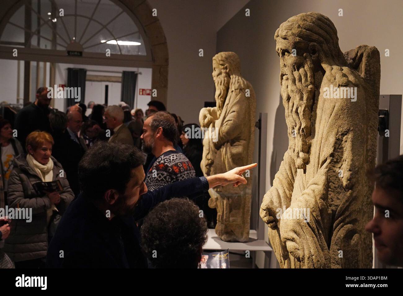 Several people during the reception of the statues of Mestre Mateo at ...