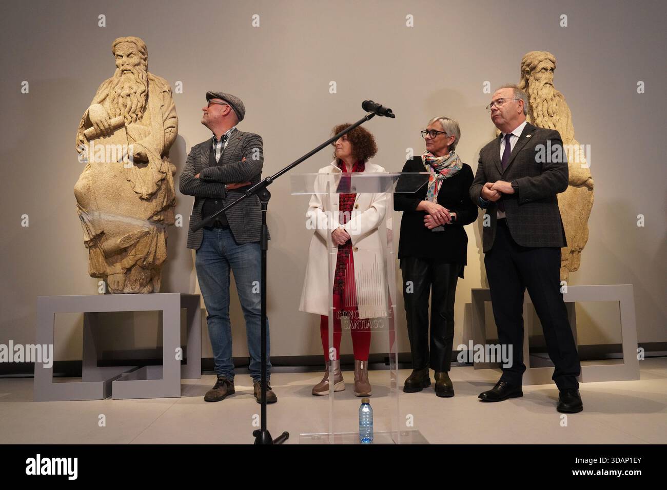 Several people during the reception of the statues of Mestre Mateo at ...