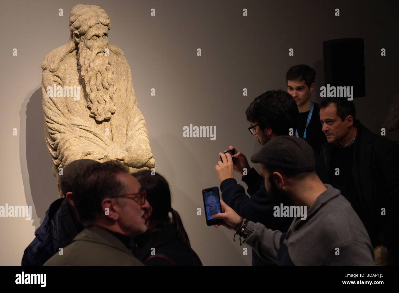 Several people during the reception of the statues of Mestre Mateo at ...