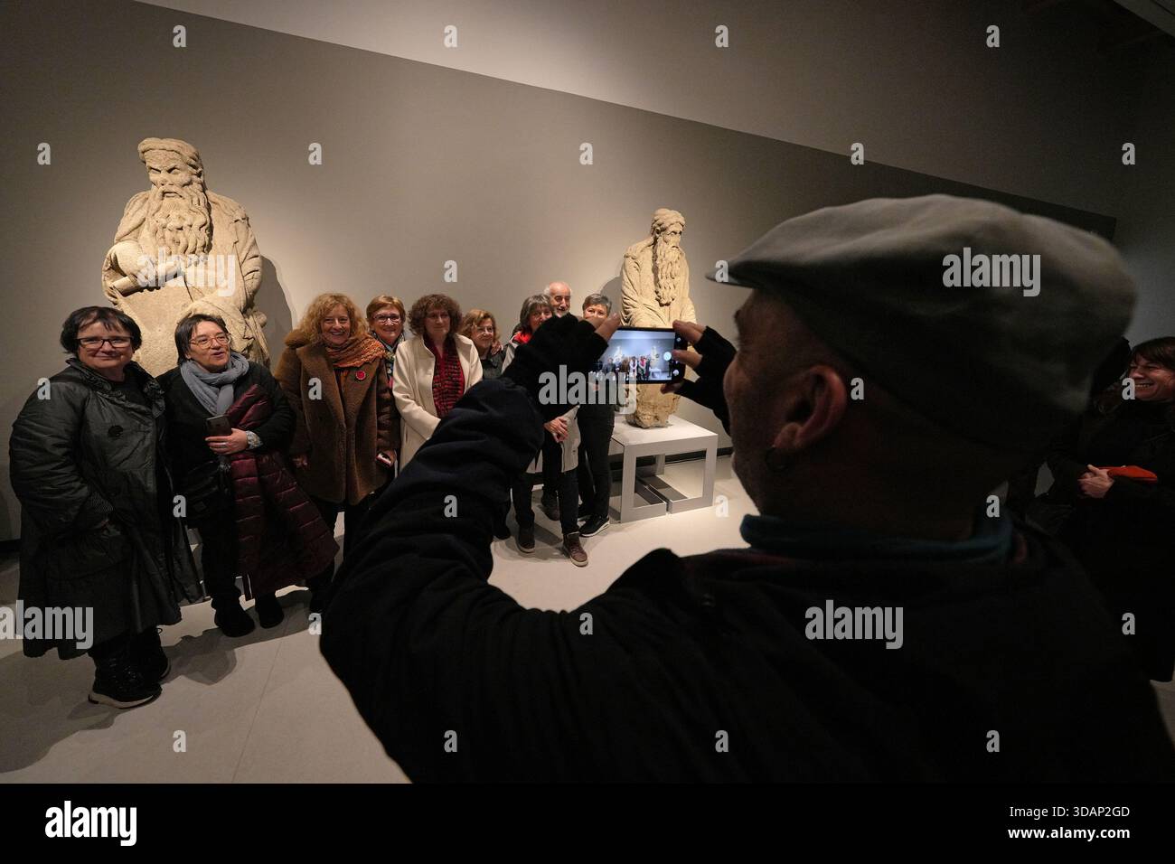 Several people during the reception of the statues of Mestre Mateo at ...