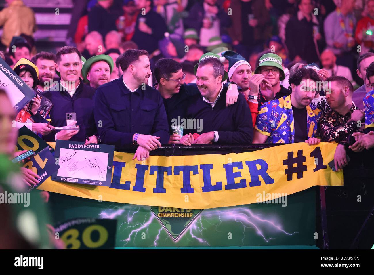 Darts fans luke littler hi-res stock photography and images - Alamy