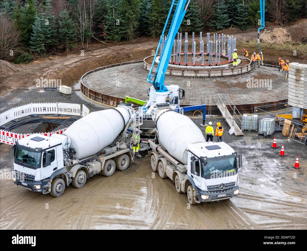 Concreting the foundation of a wind turbine, over 7 hours more than 600 ...