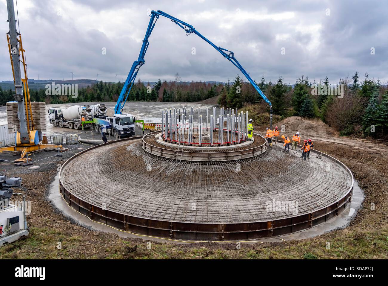 Concreting the foundation of a wind turbine, over 7 hours more than 600 ...