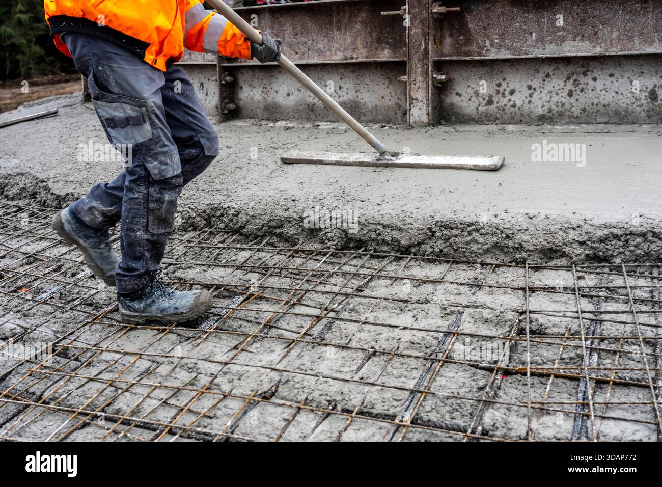 Concreting the foundation of a wind turbine, over 7 hours more than 600 ...