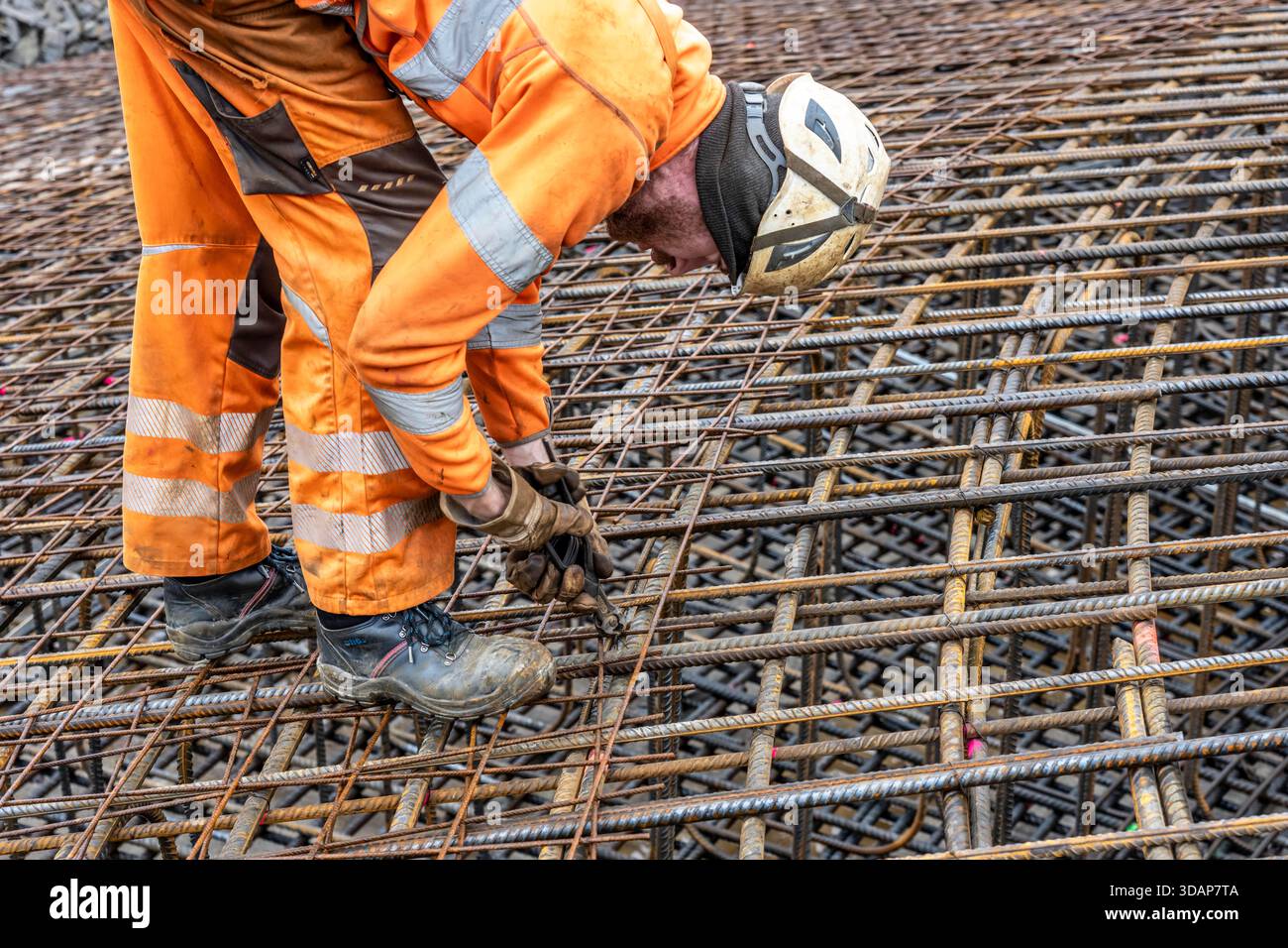 Installation of reinforcing steel for the reinforced concrete ...